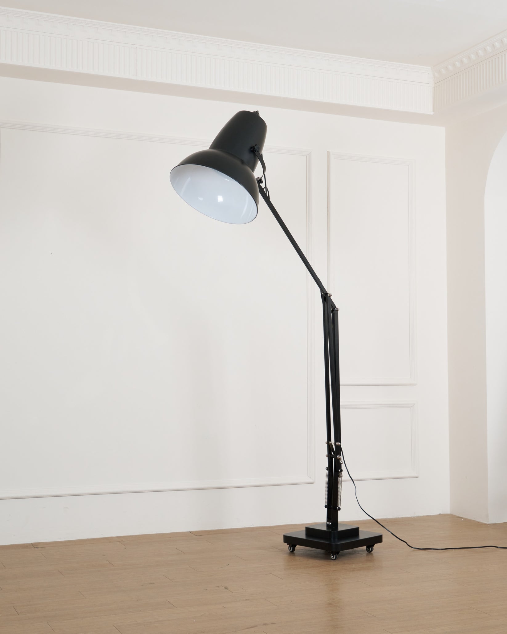 Giant Floor Lamp – Radilum