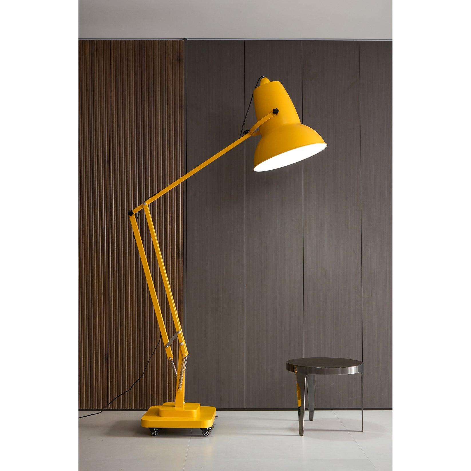 Giant Floor Lamp – Radilum