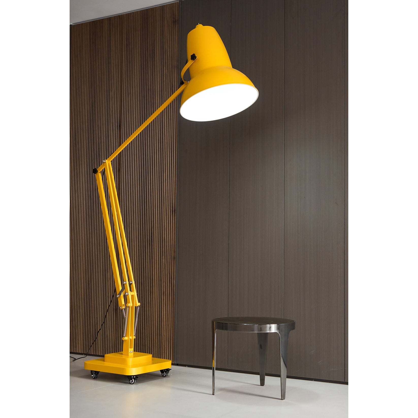Giant Floor Lamp – Radilum